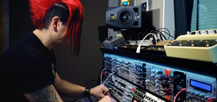Nina Punk Dreams - Royal Blue Radio - Cyberpunk 2077 Mod